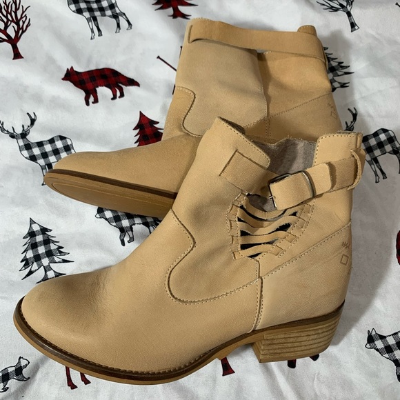 Coolway | Shoes | Coolway Leather Blonde Tan Lasercut Side Ankle Boots ...